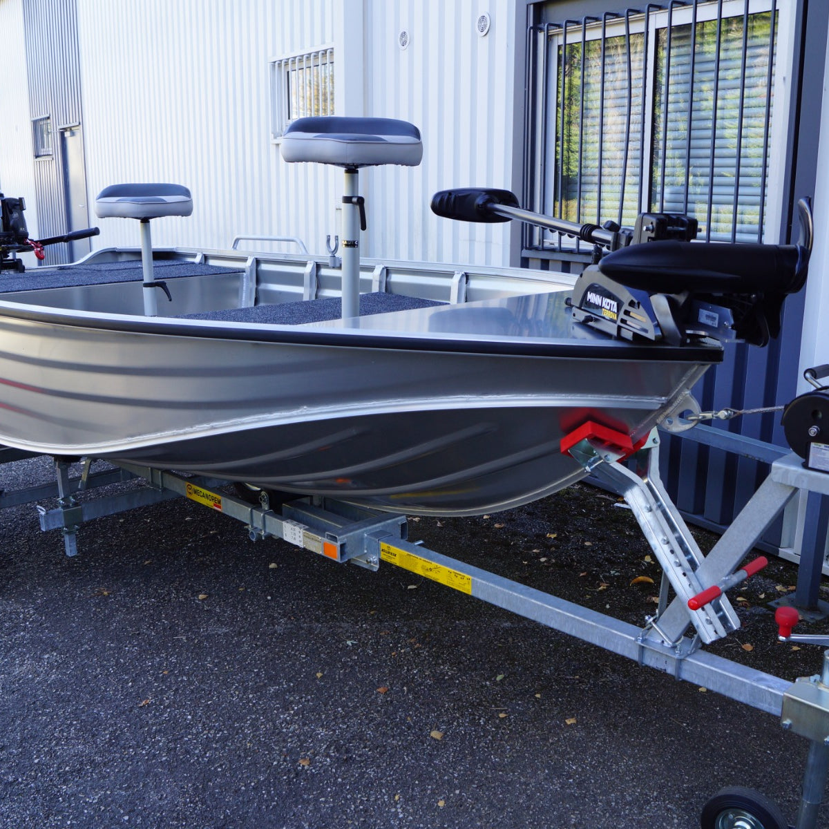 Pack d'Expo Barque Carnalu 4m + Remorque GT Basculante + Moteur Mercur ...